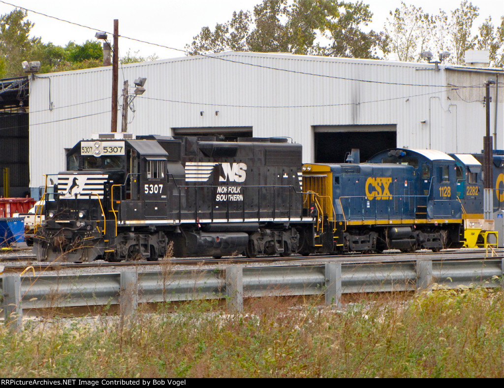 NS 5307 and CSX 1128